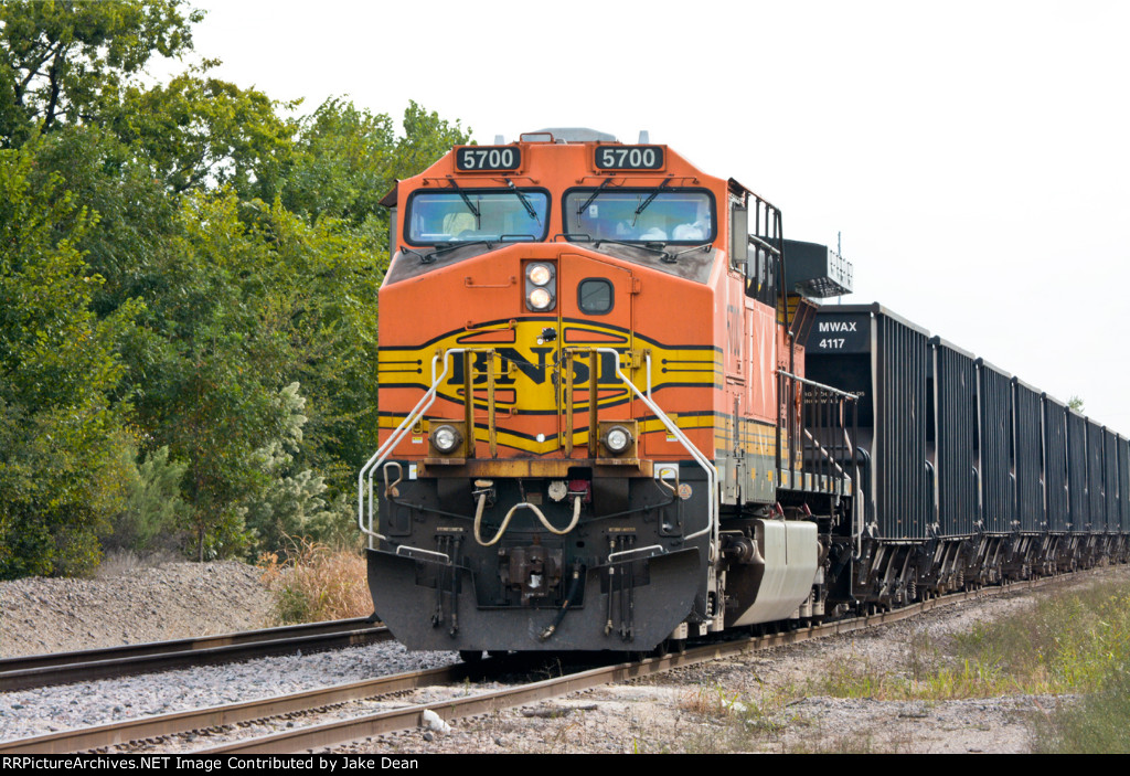 BNSF 5700 servicing a Dallas Martin Marietta Materials plant